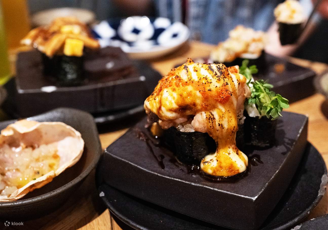 Tokyo: Shinjuku Nightlife Tour with Drinks and Karaoke - Klook