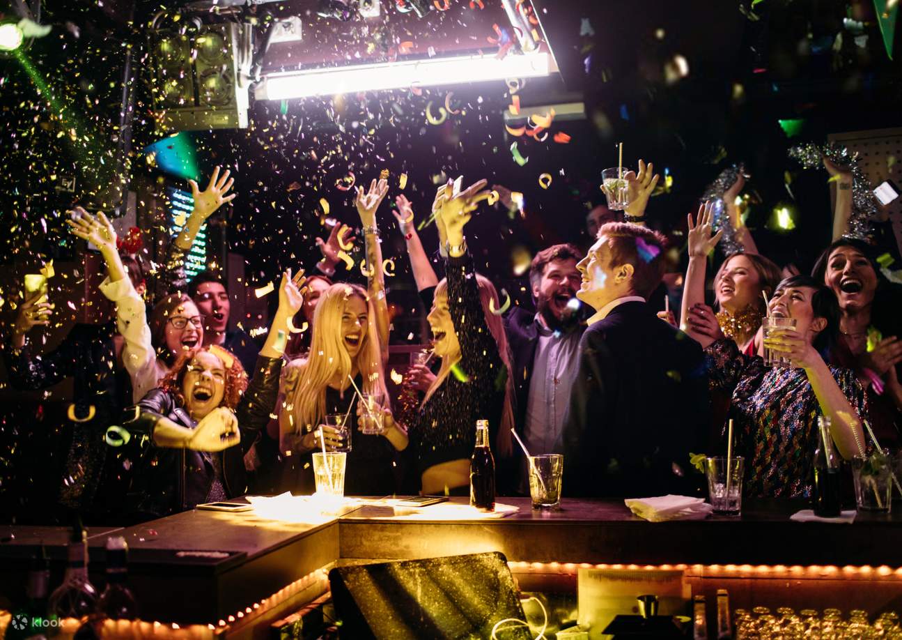 Rasakan Kehidupan Malam Delhi: Jalan Malam Berpemandu di Pub-Hopping ...