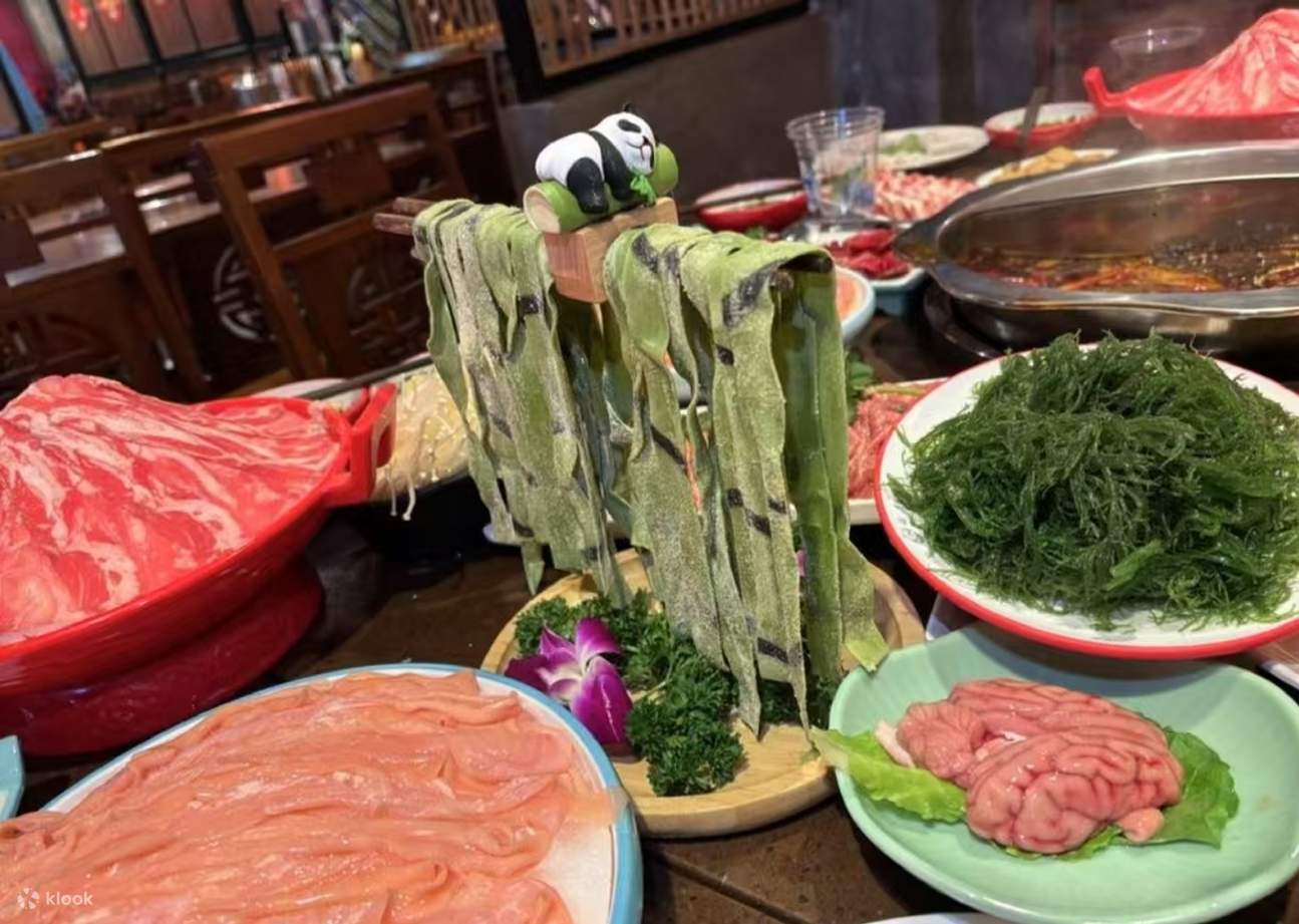 Chengdu "Shengshi Jinguancheng Hotpot" buffet (close-up immersion in ...