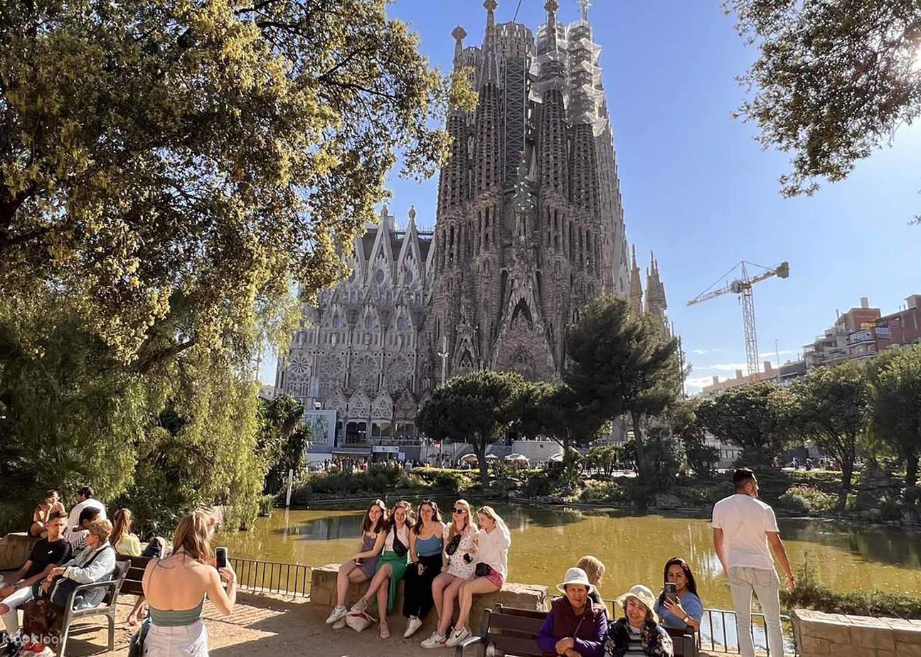 A Must-See in Barcelona: The History and Art of Sagrada Familia - Klook Estados Unidos