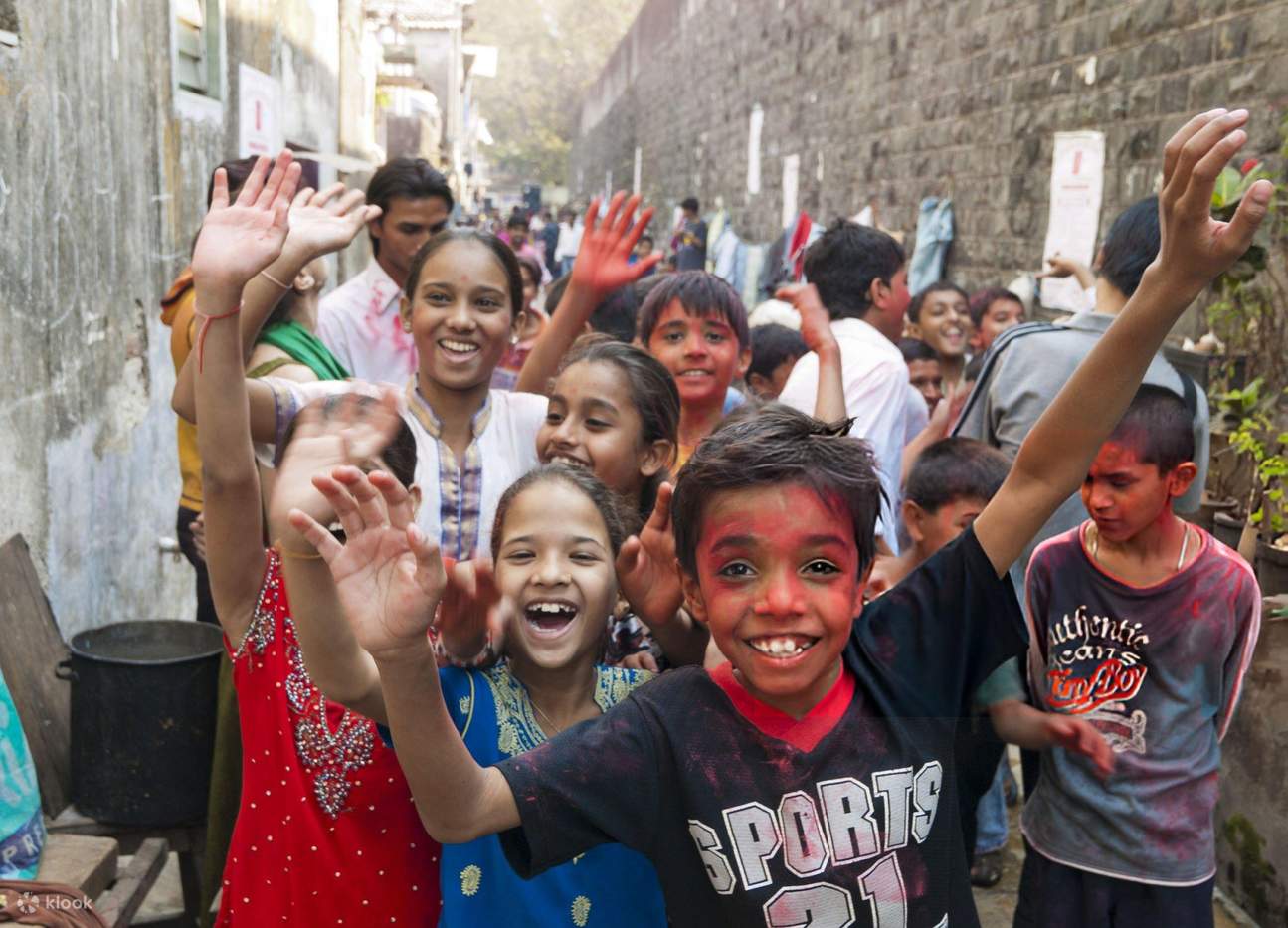 Exploring Dharavi: Guided Slum Walking Tour by foot with a local - Klook