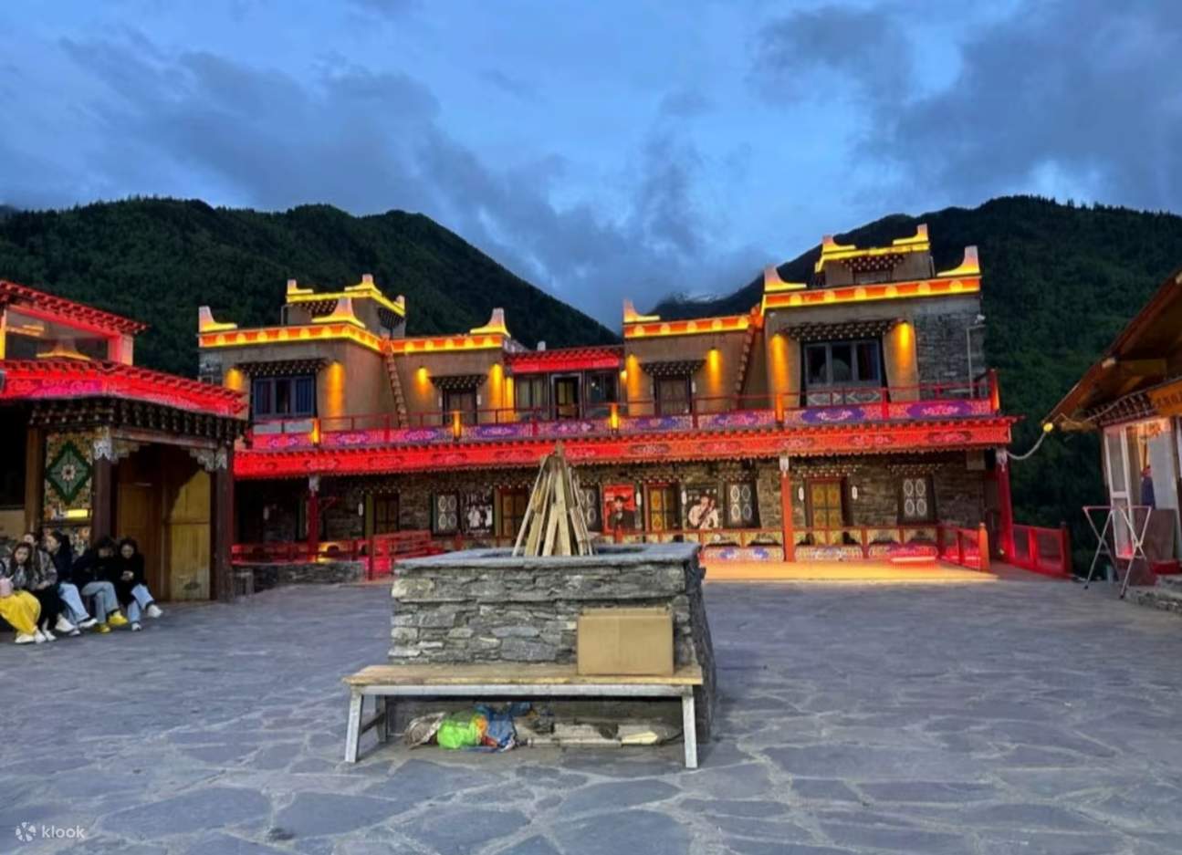 Siguniang Mountain Jia Rong Qingcheng Homestay Performance and Tibetan ...