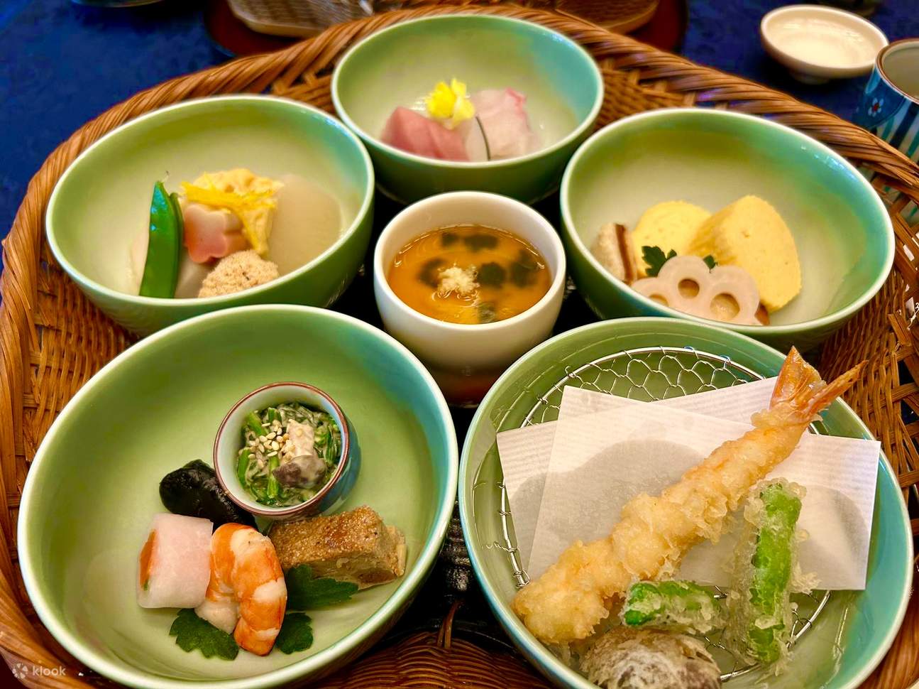 Ten-stone boat rafting through the cherry blossom tunnel & mini kaiseki ...