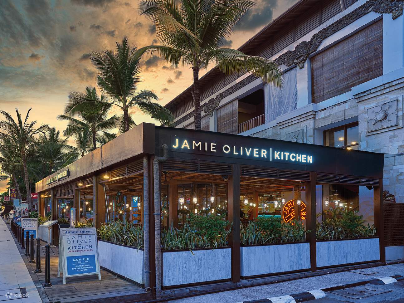 Pengalaman Makan Dapur Jamie Oliver di Kuta Bali - Klook Indonesia