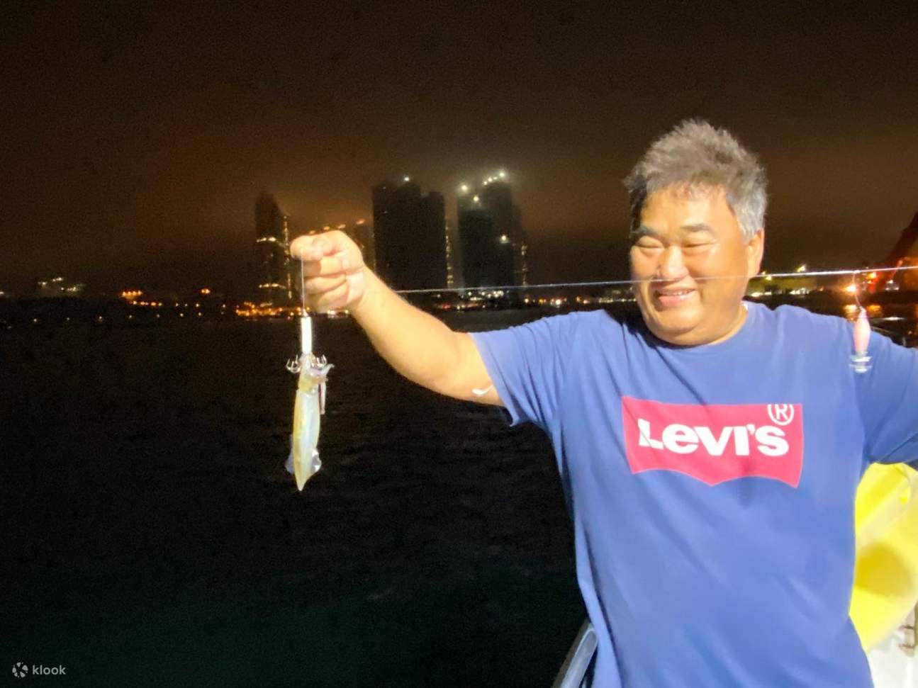 Night cuttlefish fishing on a Western-style air-conditioned yacht ...
