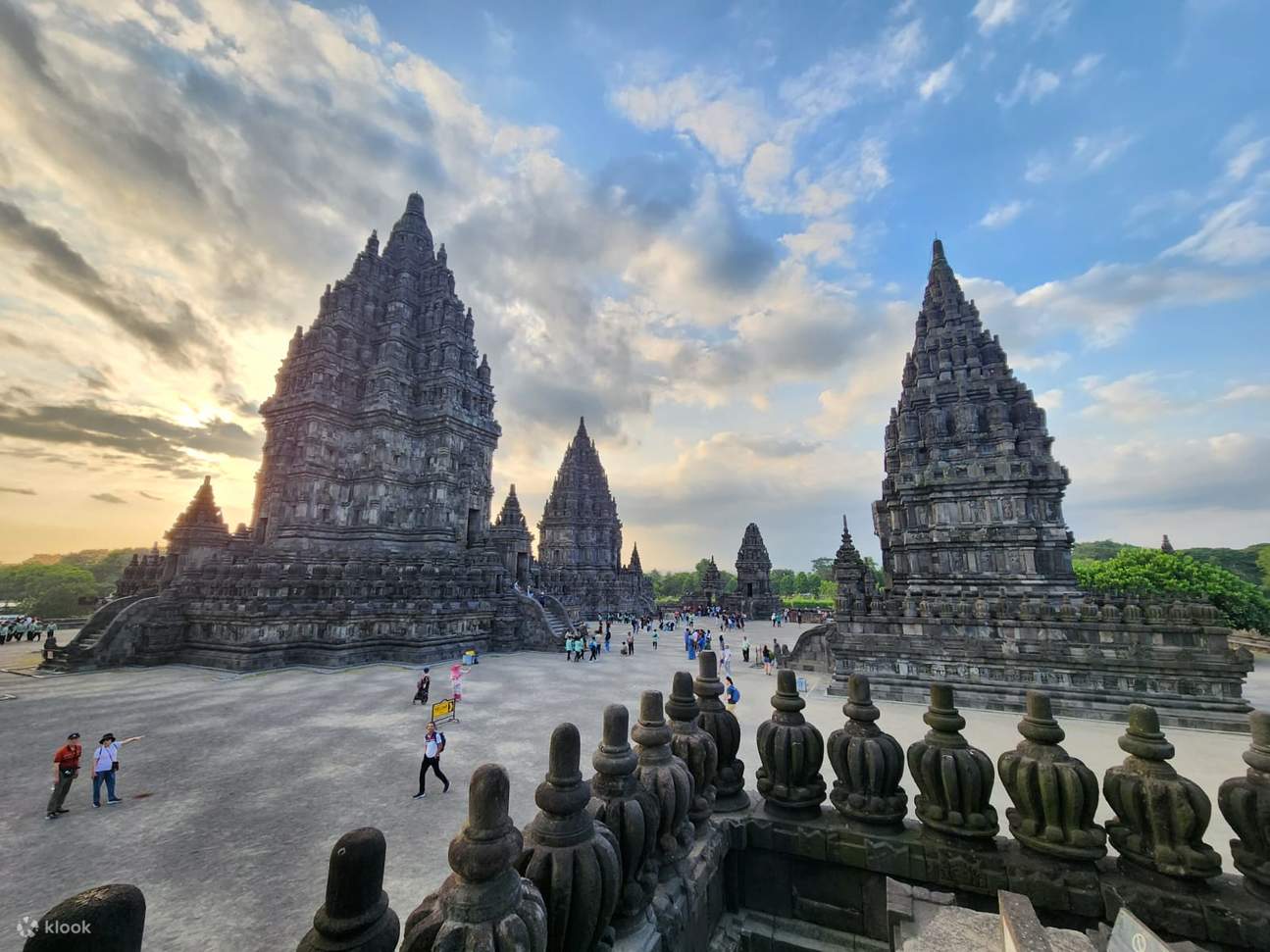 Private Day Tour Bukit Dagi, Candi Borobudur, dan Candi Prambanan dari ...