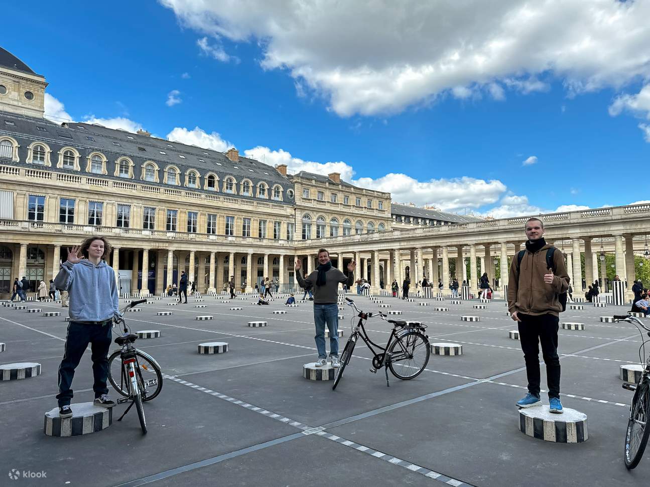 Paris: Local Culture and History on a 2.5h Guided Bike/E-Bike Tour - Klook Estados Unidos