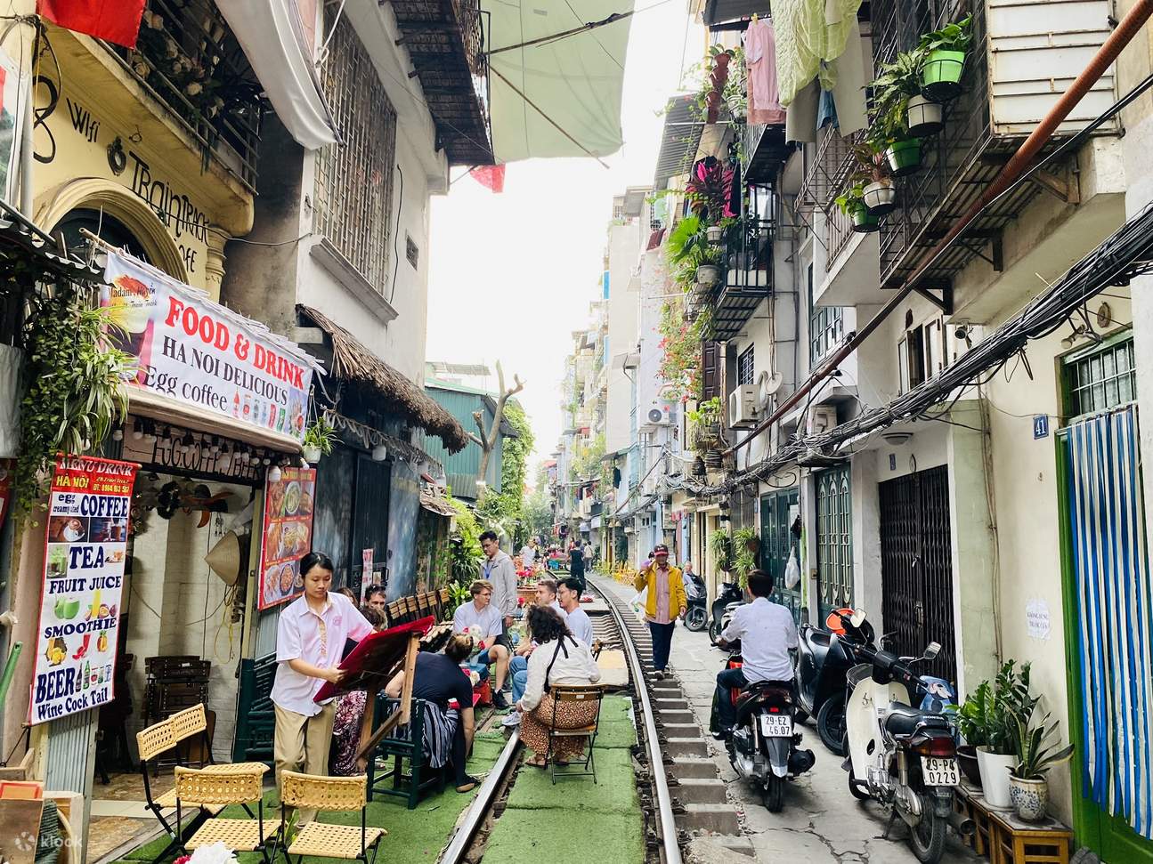 Hanoi Historic Flea Market & Vietnam War History Walking Tour - Klook