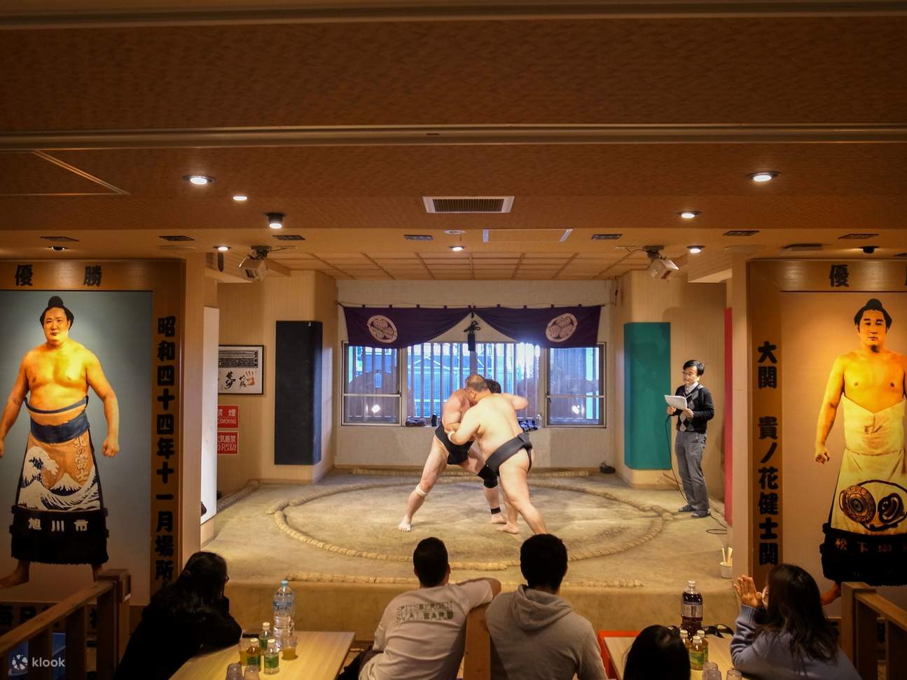 Expérience de sumo interactive avec d'anciens lutteurs de sumo (Tokyo ...