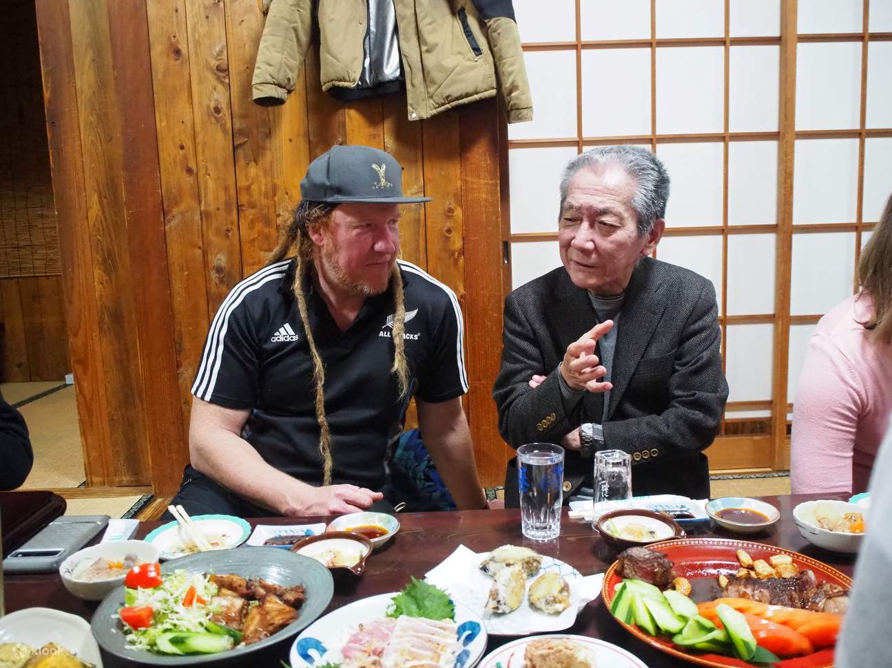 在居酒屋酒吧与当地人一起享用烧酒(鹿儿岛) Klook客路