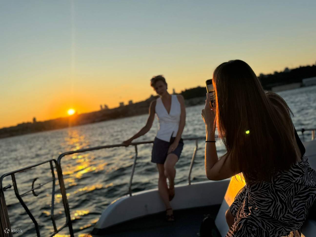 Istanbul Bosphorus Sunset Cruise menaiki bot dengan Live Guide - Klook ...