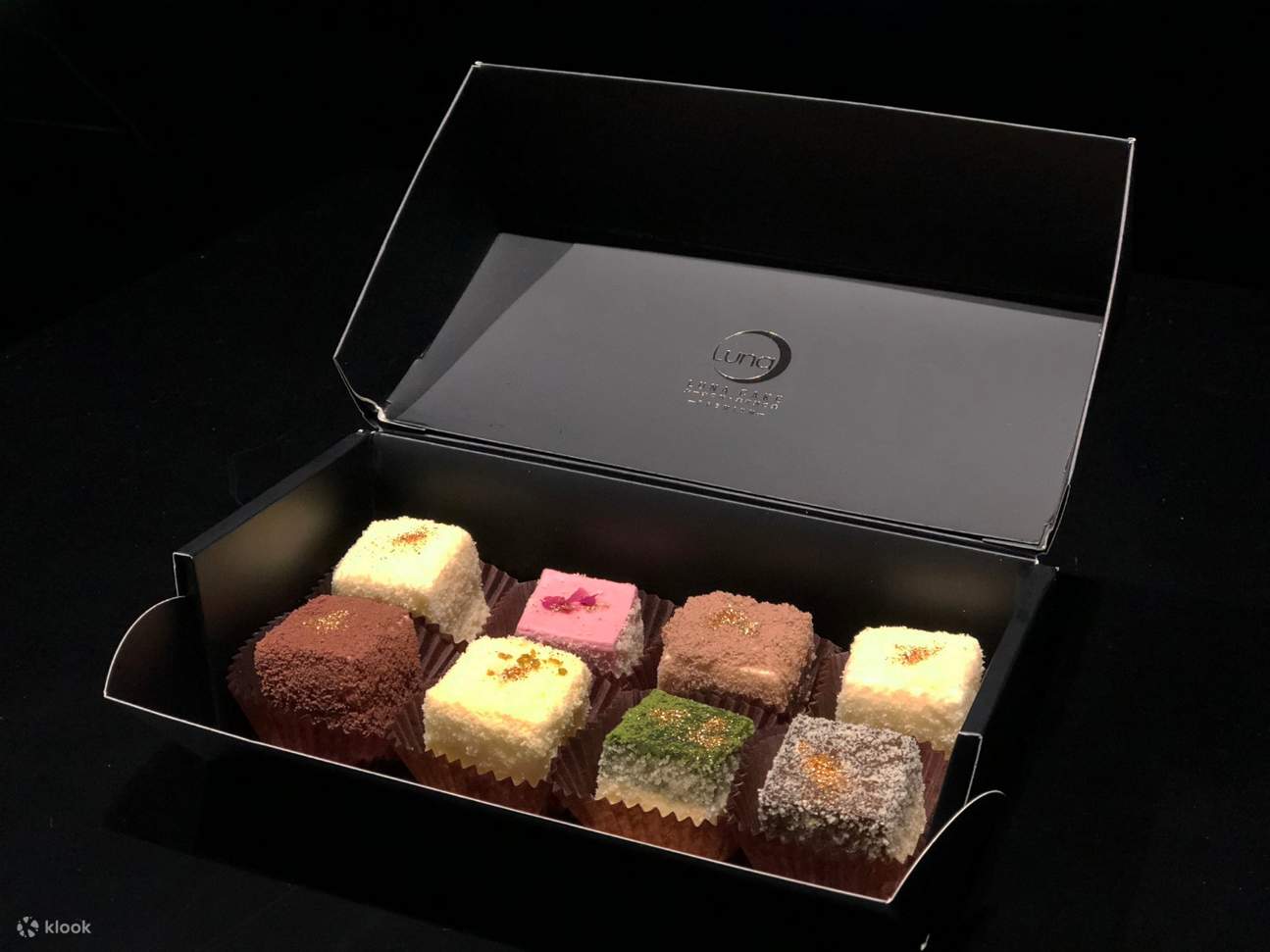 ร้าน Luna Cake Premium ในย่านจิมซาจุ่ย (Tsim Sha Tsui) ฮ่องกง (Hong Kong) พรีเมียมเค้กและกระเช้า ...