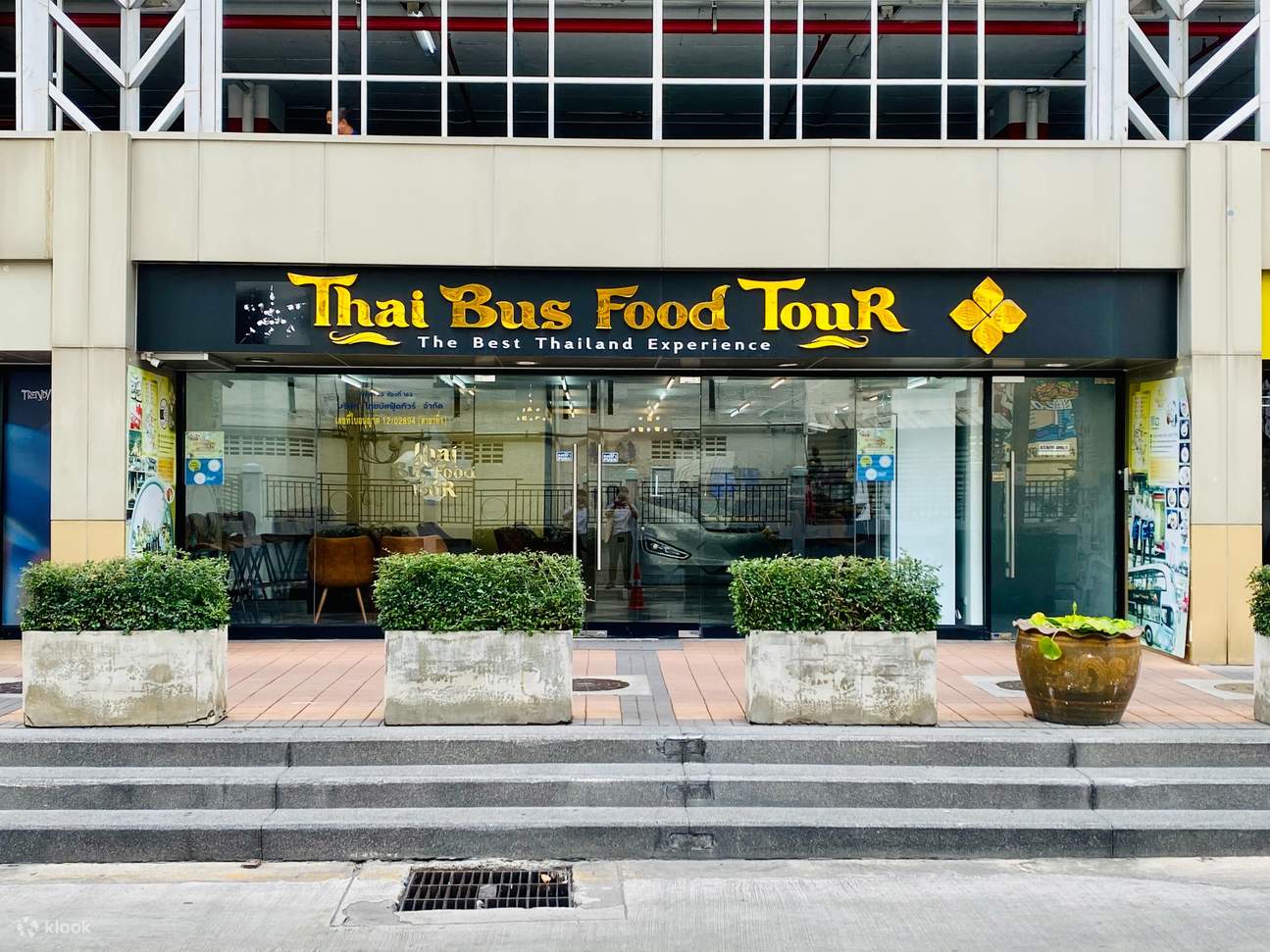 Pengalaman Merasai Makanan Thai & Bas Persiaran di Bangkok - Klook ...