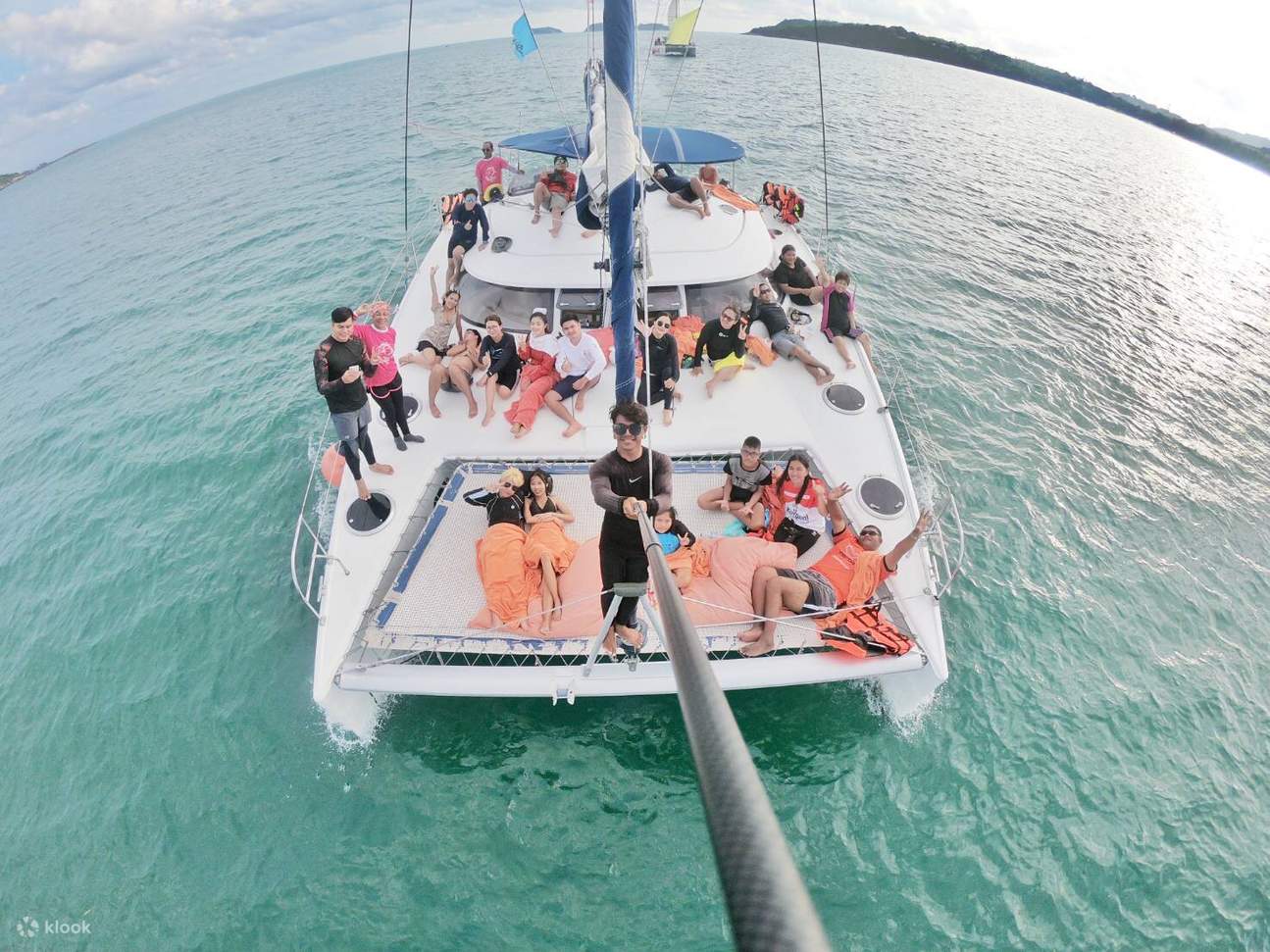 Coral Island dan Racha Island Catamaran Tour di Phuket - Klook Indonesia