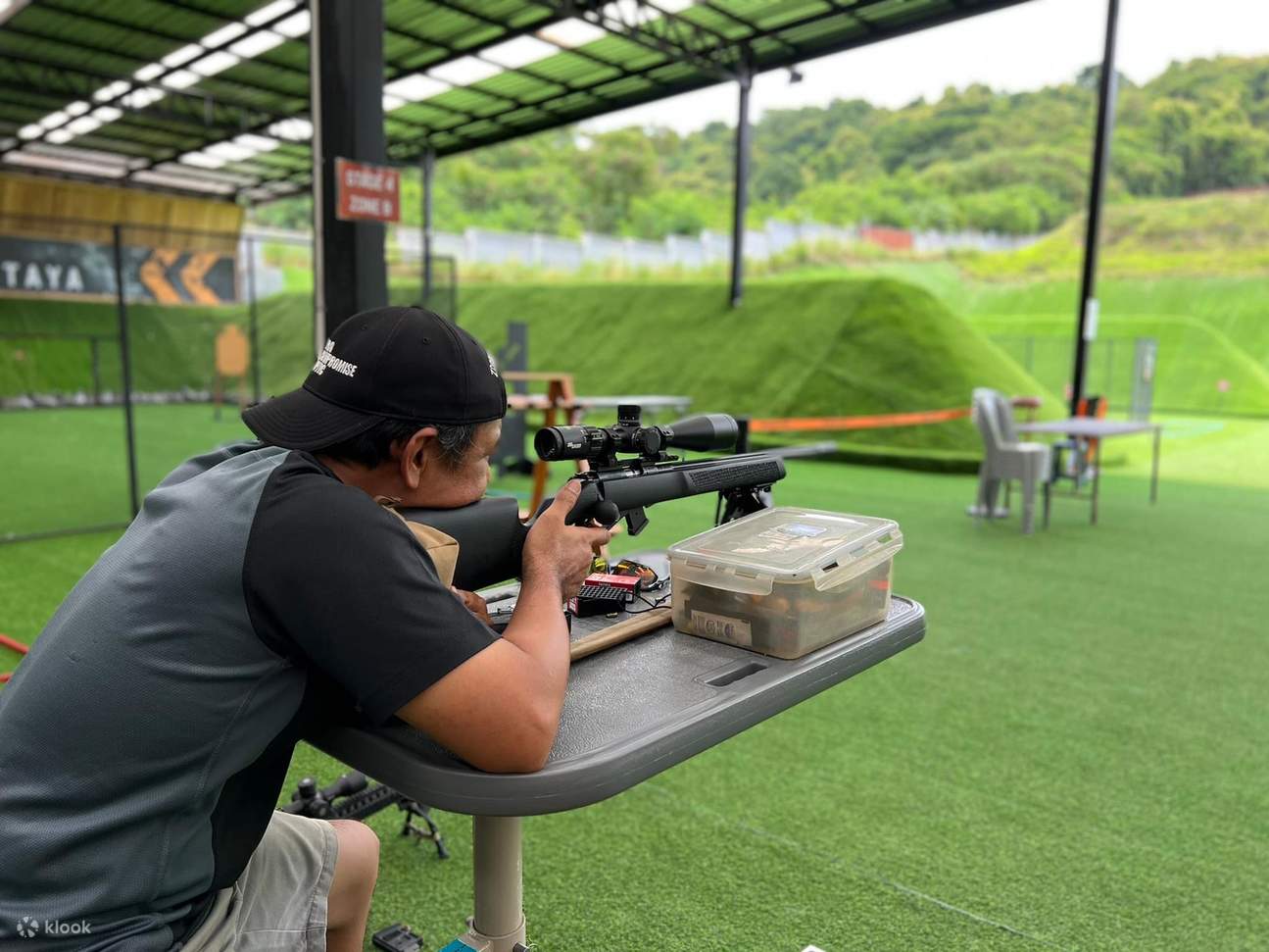 參加泰國春武里府芭堤雅的戰術和槍支射擊場體驗 Klook 客路