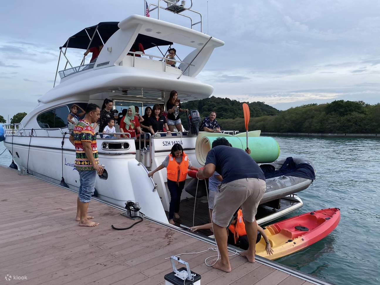 Fiesta de cumpleaños en el mar con yate isleño - Klook Estados Unidos