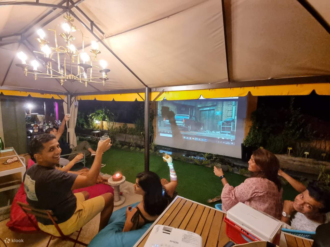 Lounge and movie session at the Sundowner - Klook