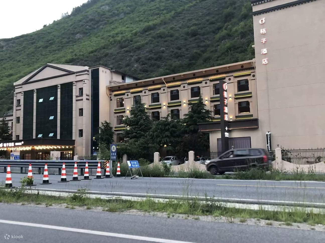 Tiket bas stesen kereta api berkelajuan tinggi Jiuzhaigou - Klook ...
