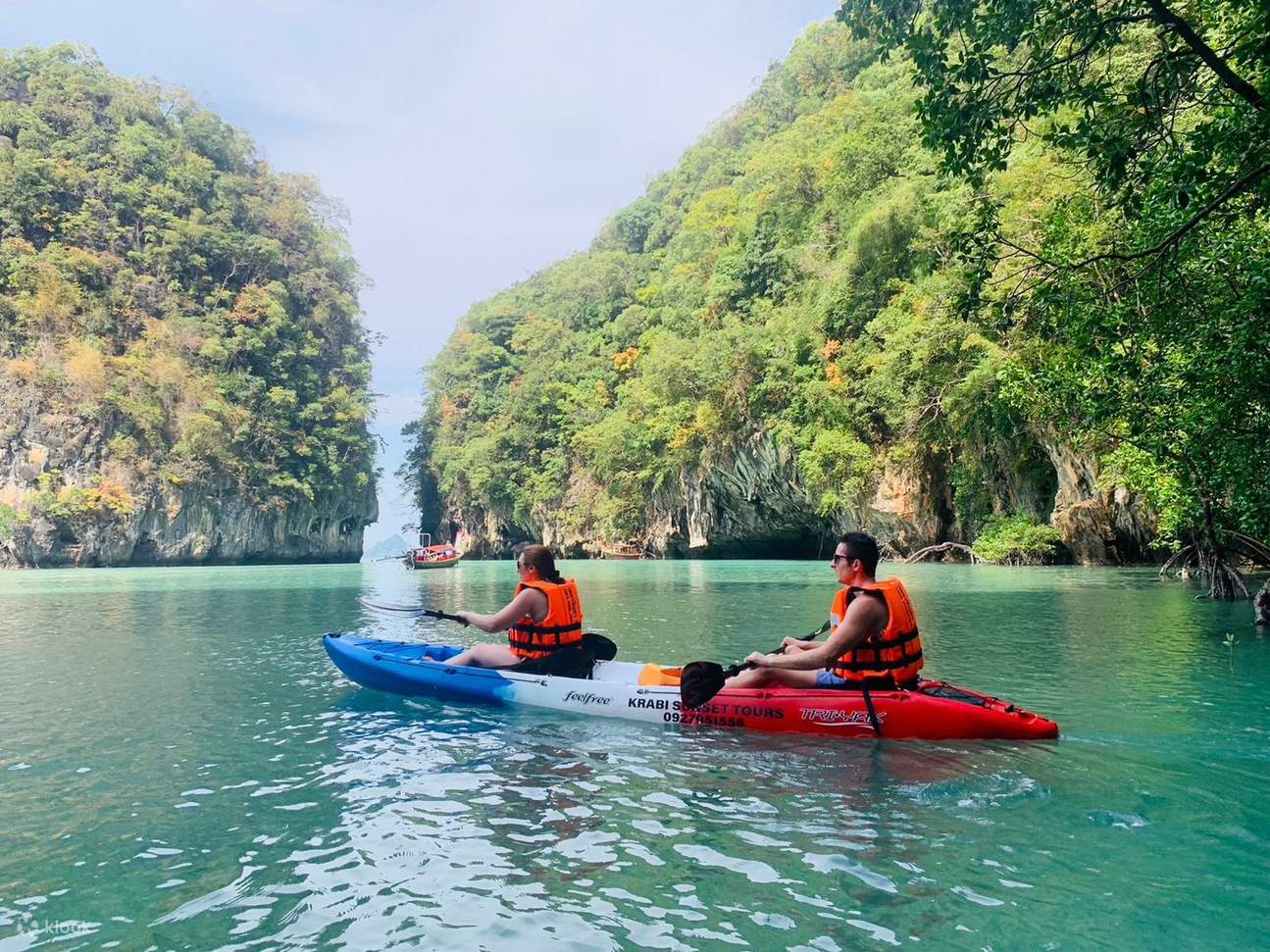Únase al recorrido en kayak por la isla de Hong en bote de cola larga ...