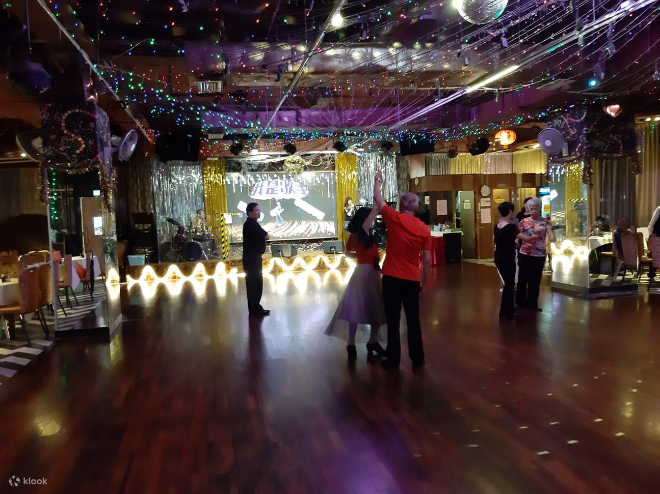 Feliz noche de canto y baile en Hong Kong - Klook Estados Unidos