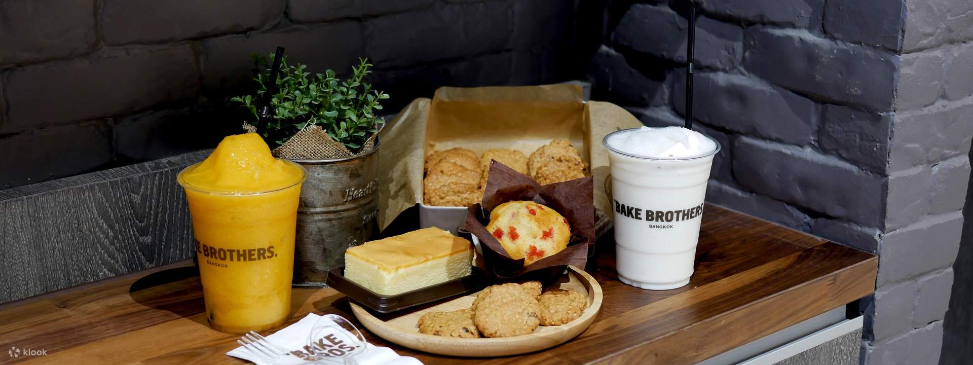 Mango Juicy Blended and Muffin Set at Bake Brothers in Bangkok