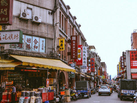 Free Vintage Taipei Tour of Dihua Street and Dadaoch - Klook