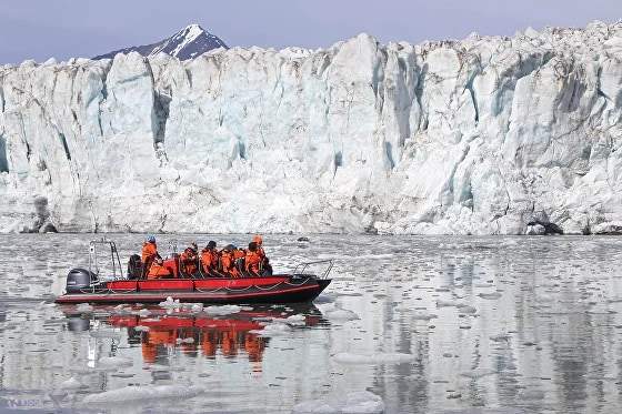 One-Day Arctic Boat Tour: Glaciers and Wildlife of Isfjorden - Klook