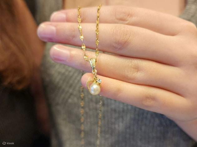 (Osaka-Nihonbashi) Experience removing pearls from Akoya oysters - Klook