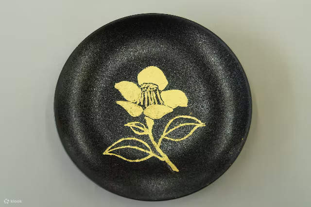 Gold leaf pasting experience (Kanagawa) - Klook New Zealand