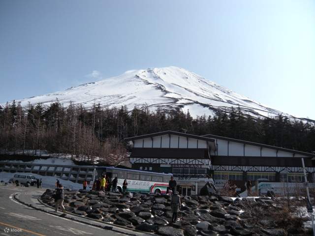 Mount Fuji Classic Tour: Oshino Hakkai, Gotemba Premium Outlets, and ...