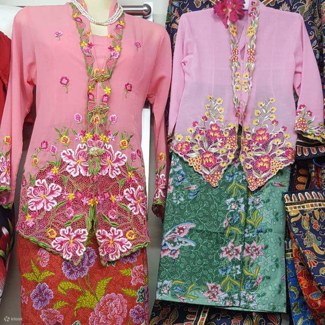 INSTA-WORTHY BUGIS WALKING TOUR (Free costume and option filming ...