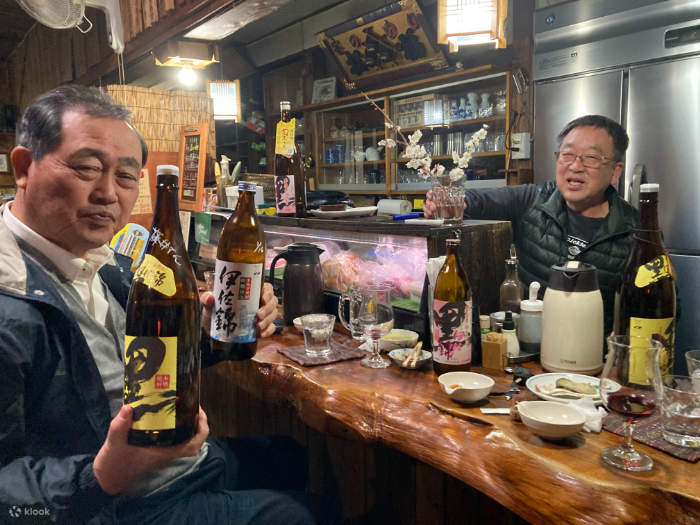 在居酒屋酒吧与当地人一起享用烧酒(鹿儿岛) Klook客路