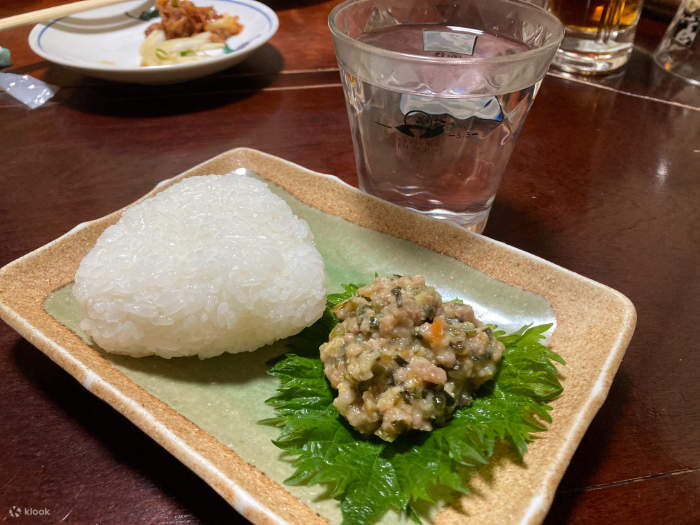 在居酒屋酒吧与当地人一起享用烧酒(鹿儿岛) Klook客路