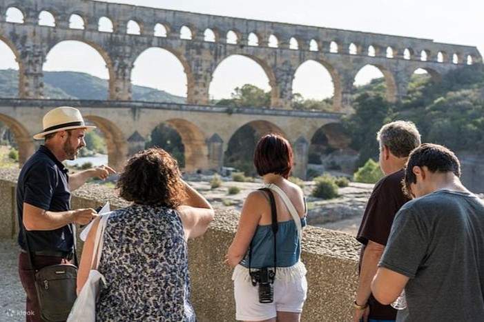 Saint Remy, Les Baux de Provence, dan Pont du Gard Tour dari Avignon ...