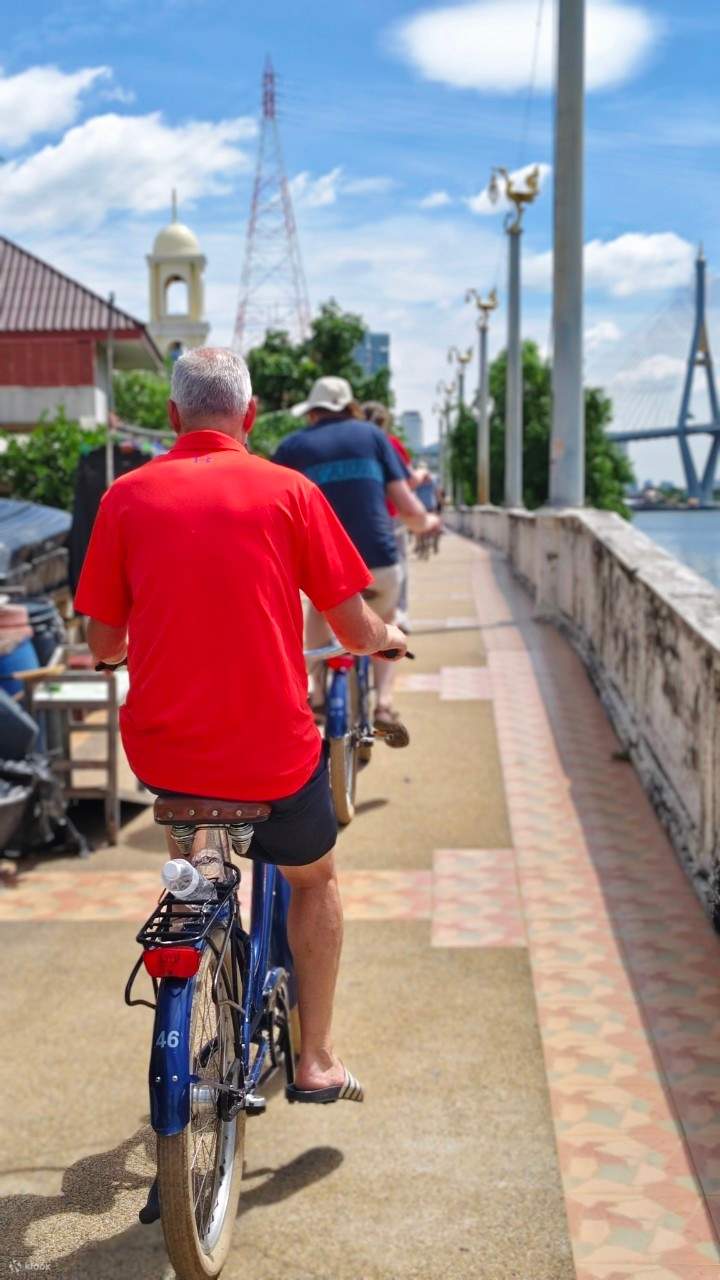 Wat Pariwat Ratchasongkram & Bang Krachao Half-day Bike Tour in Bangkok by ThailandBiking - Klook