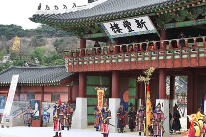 Suwon Historical Autumn Romantic Day Tour - Klook