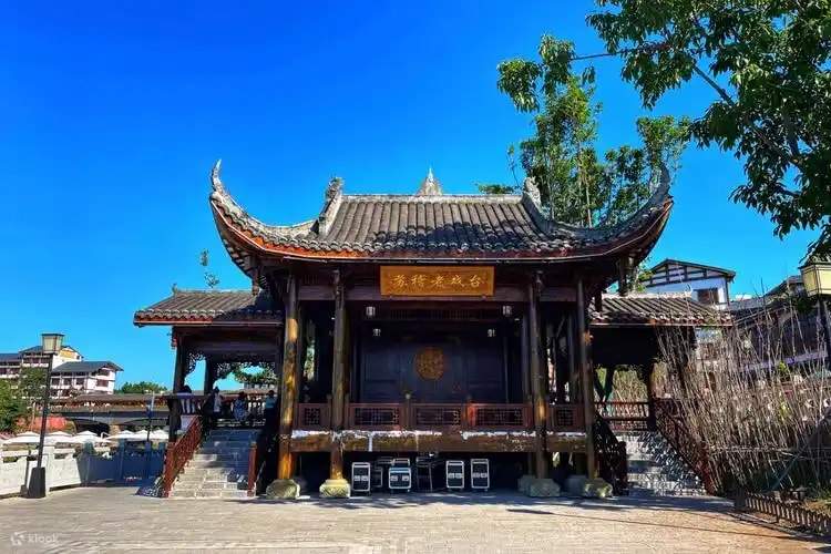 Private Guided Day Trip from Chengdu to Leshan Giant Buddha and Suji ...