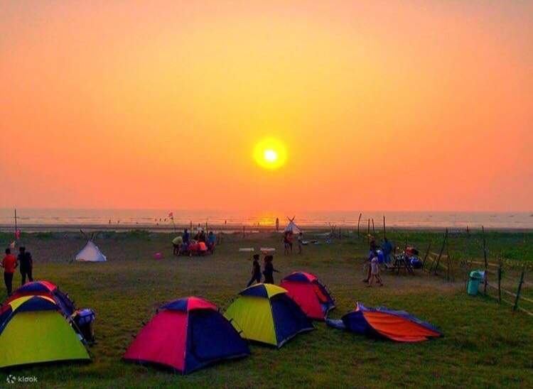 Alibaug Beach Camping and Movie Under The Sky di Mumbai - Klook Indonesia