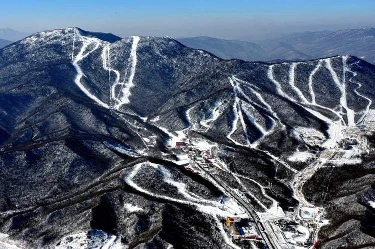 Yabuli Ski Resort Private Tour from Harbin 1-Day 4-Hour Ski Ticket Including Ski Gear - Klook