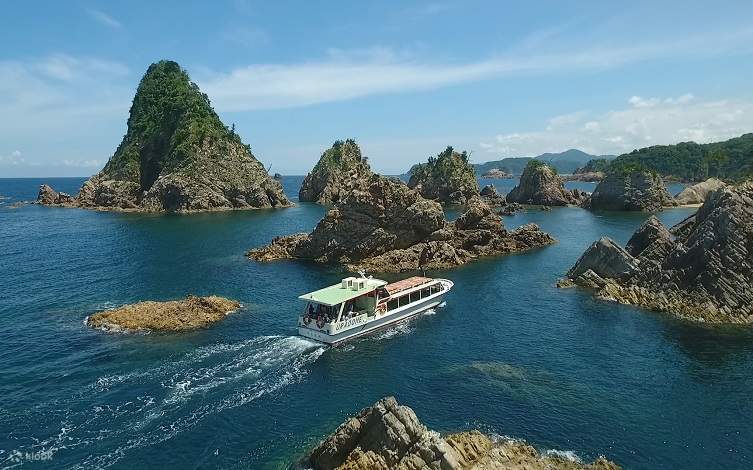 Uradome Coast, Tottori Sand Dunes, and Hakuto Shrine Bus Tour with ...