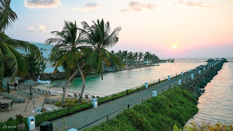 Day pass at la playa Beach - Klook États-Unis