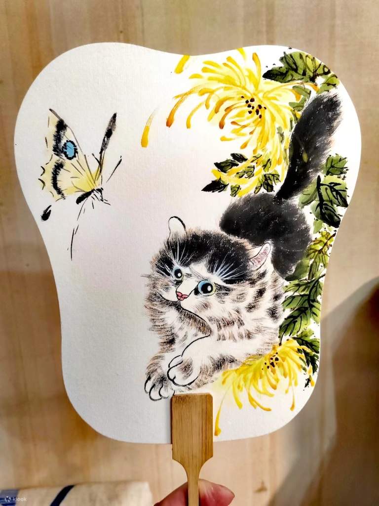Experience the traditional culture of old Beijing and paint fans next ...