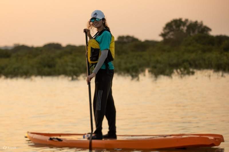 Mangroves Kayaking atau Stand-Up Paddling di Ash Shamal - Klook Indonesia