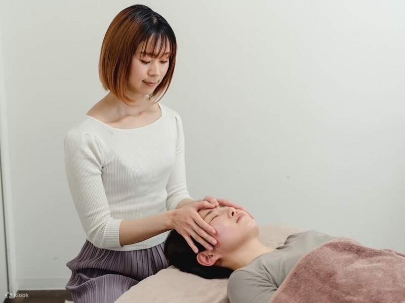 Olino, a small face correction and beauty treatment salon in Nogizaka ...