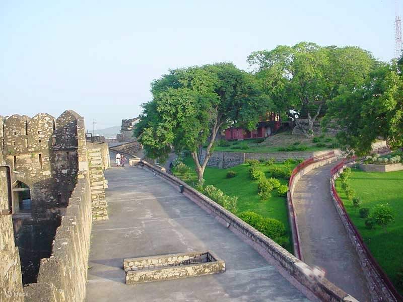 A Day Tour of Orchha & Jhansi Fort from Khajuraho with Guide Service ...