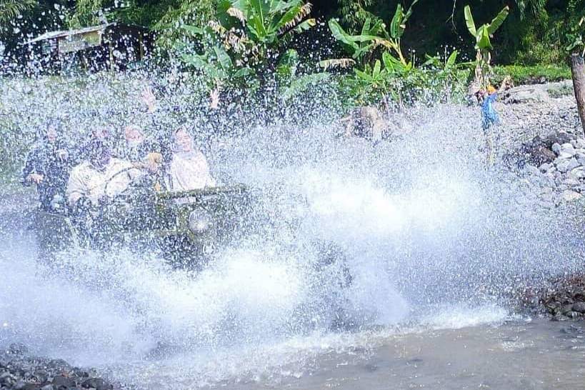 Gunung Berapi Merapi, Candi Plaosan, dan Jelajah Darat Harian ...