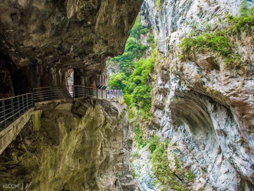 Taroko Gorge Day Tour with Round-trip Flight from Taipei