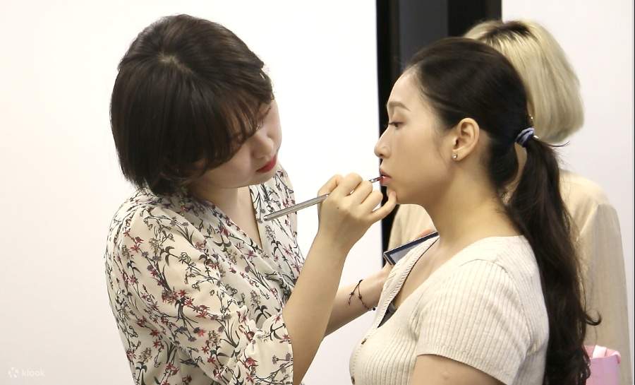 K-Beauty Make Up Experience at ROA.MAKEUP in Seoul - Klook
