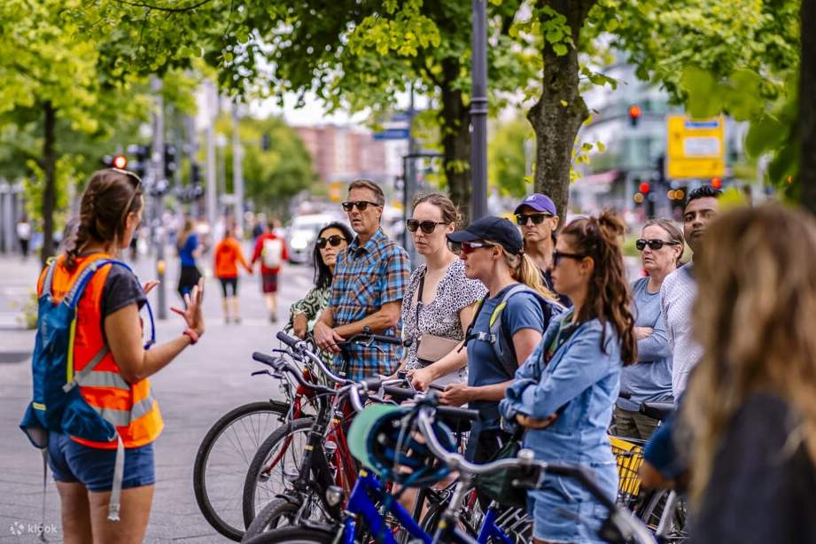Sightseeing and Highlight Bike Tour in Berlin - Klook