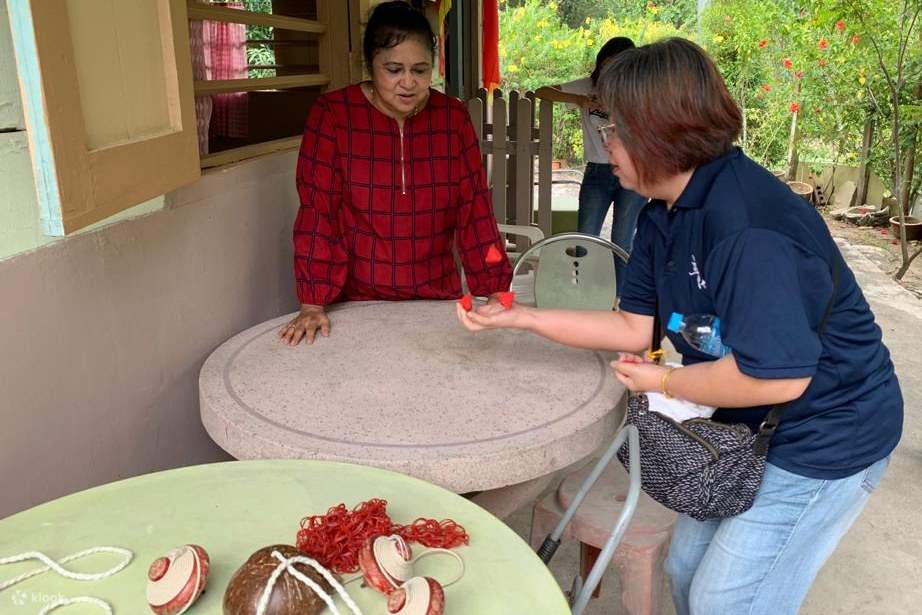 Kampong Heritage Walk with Bunga Rampai Making, Sarong Tying and ...